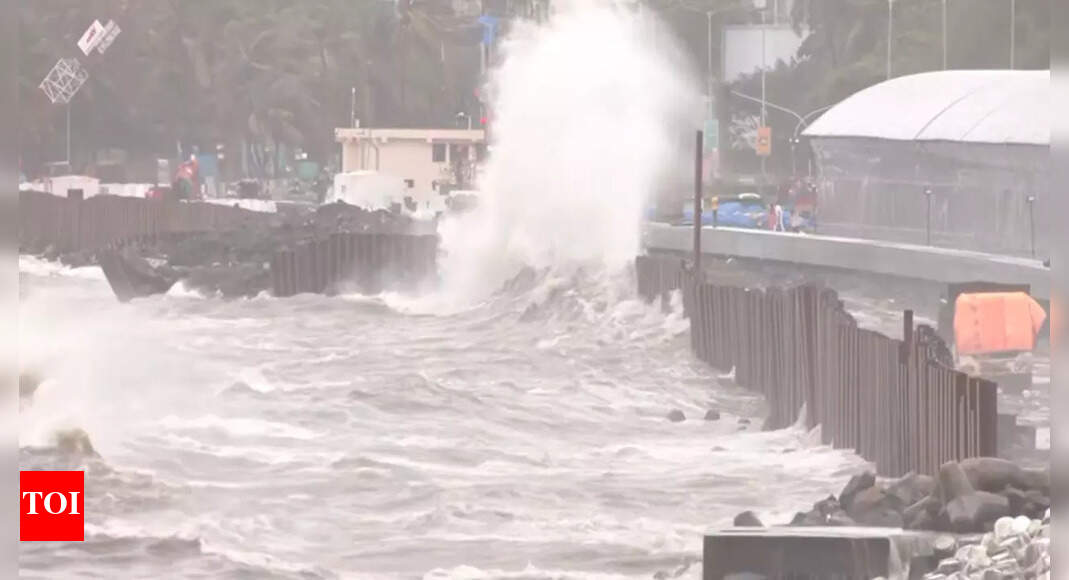 Watch: High tide hits Mumbai coast amid heavy rainfall | Mumbai News - Times of India