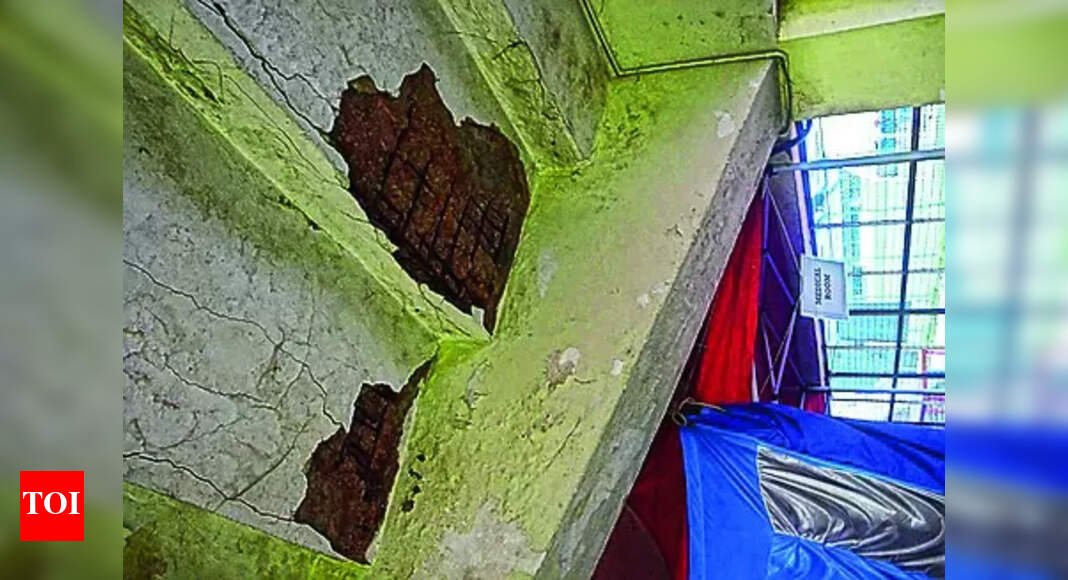 Bengaluru Football Stadium: Bangalore Football Stadium stand collapse ...