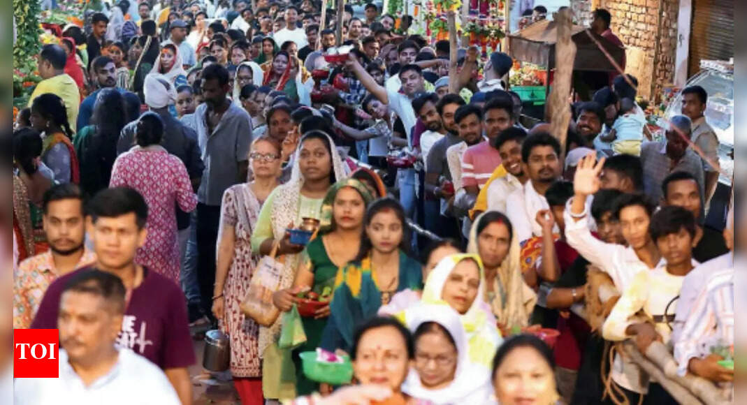 Devotees pay obeisance to Shiva with prayers & patience | Lucknow News ...