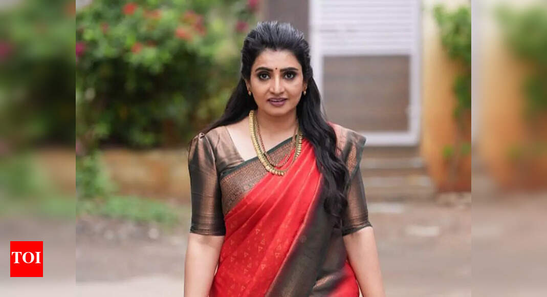 Cooku with Comali fame Sujithra Dhanush looks stylish in a red silk saree, fans call her ...