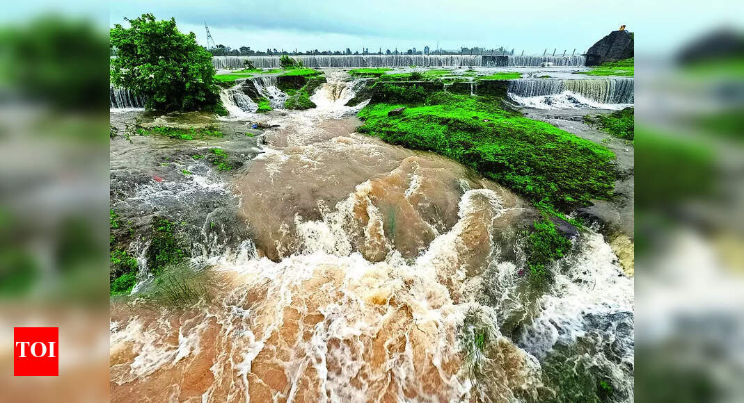 Flood Situation: Kalamba Lake Overflow Adds to Kolhapur Flood Crisis | Kolhapur News - Times of ...