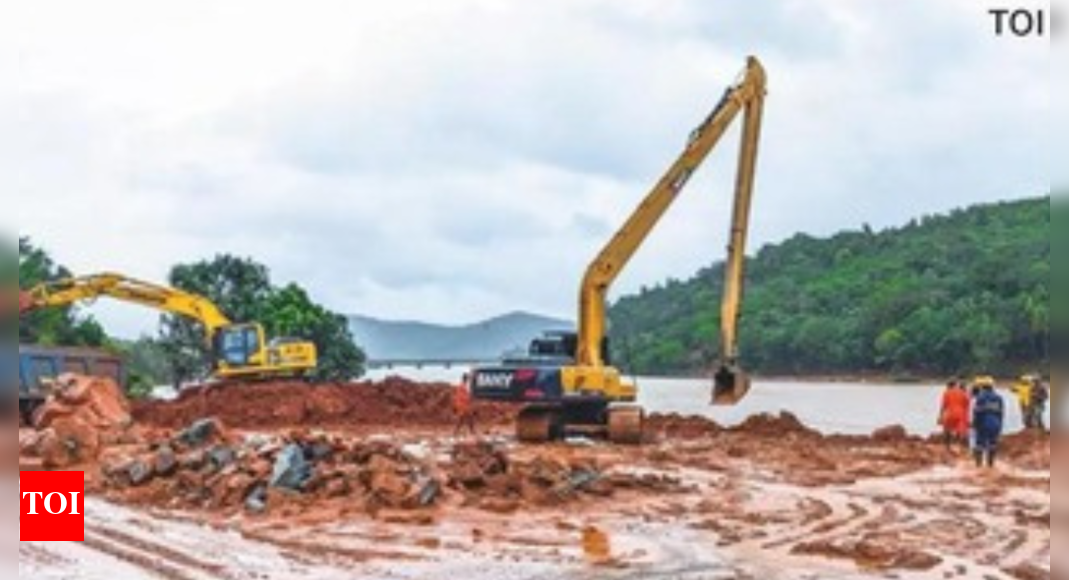 Truck of missing driver Arjun located in Gangavali River: Karnataka ...