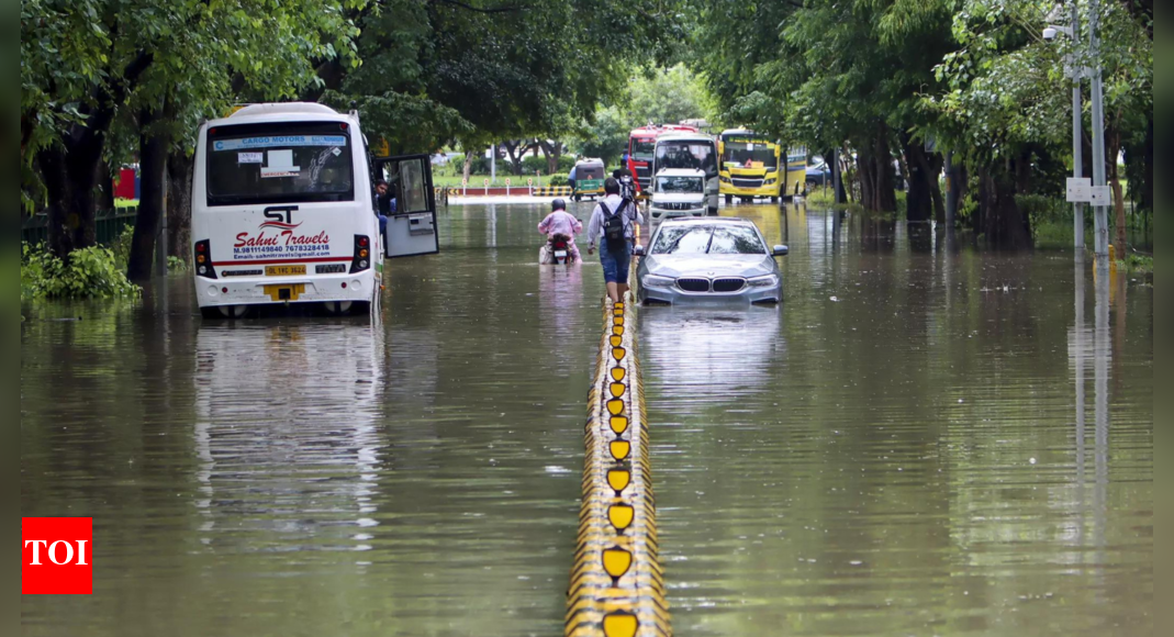 Rain: Mercury drops after rain lashes parts of Delhi; waterlogging, traffic snarls reported ...