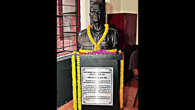 Capt Haneef Uddin: Statue of Capt Haneef Uddin unveiled at alma mater ...
