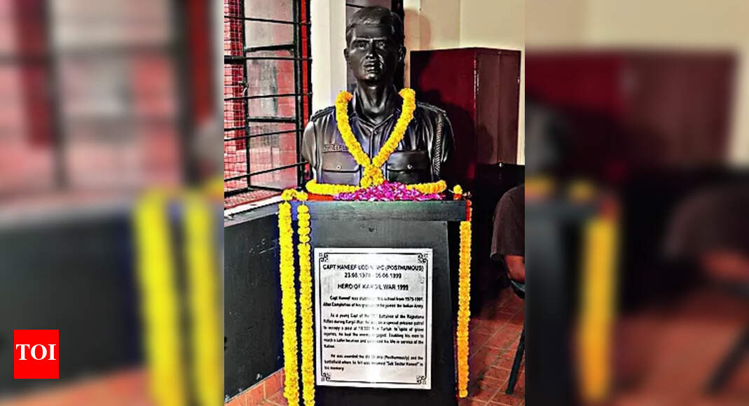 Capt Haneef Uddin: Statue of Capt Haneef Uddin unveiled at alma mater ...