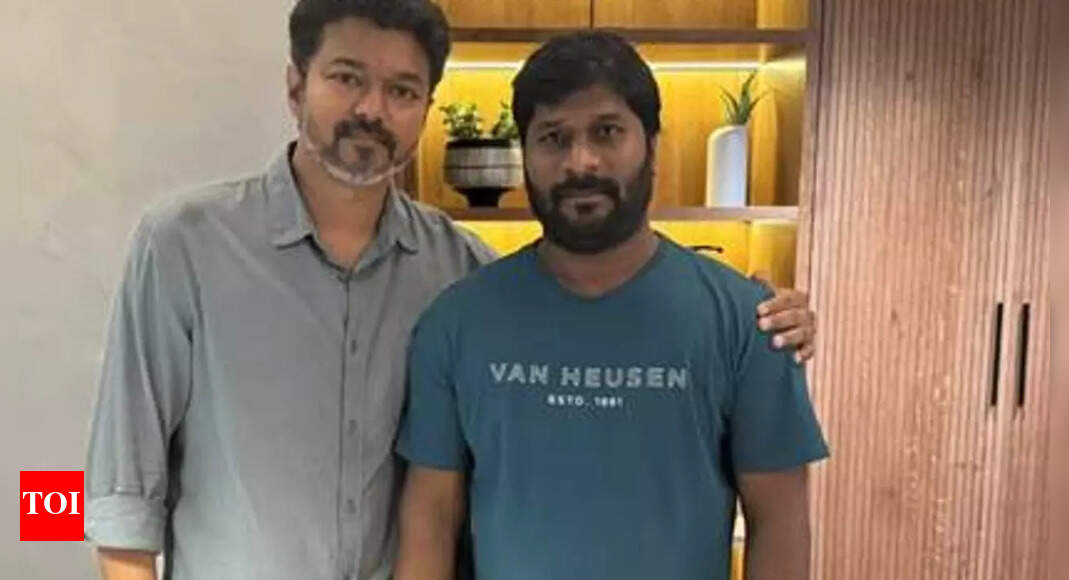 'Maharaja' Director Nithilan Saminathan meets Thalapathy Vijay; deets ...