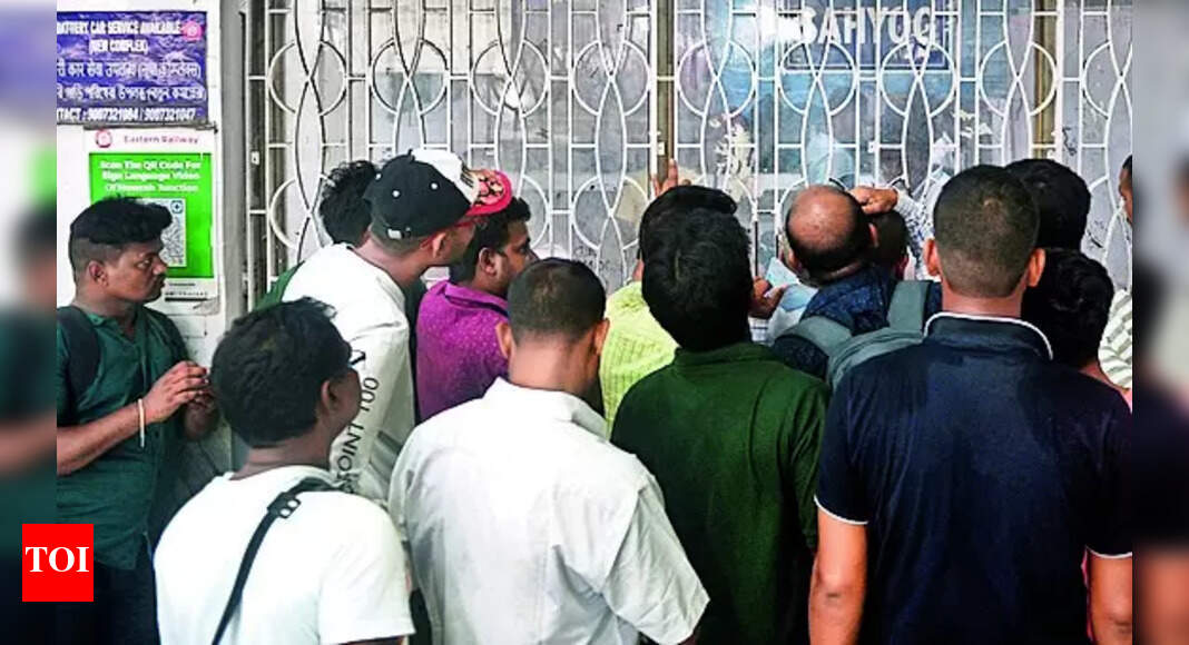 Mumbai Mail Derailment: Mumbai Mail derailment: Families throng Howrah ...