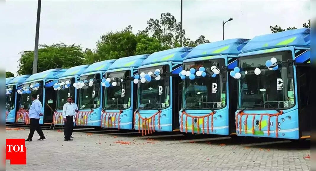 Delhi adds 320 electric buses to its fleet, nearing 2k total | Delhi ...