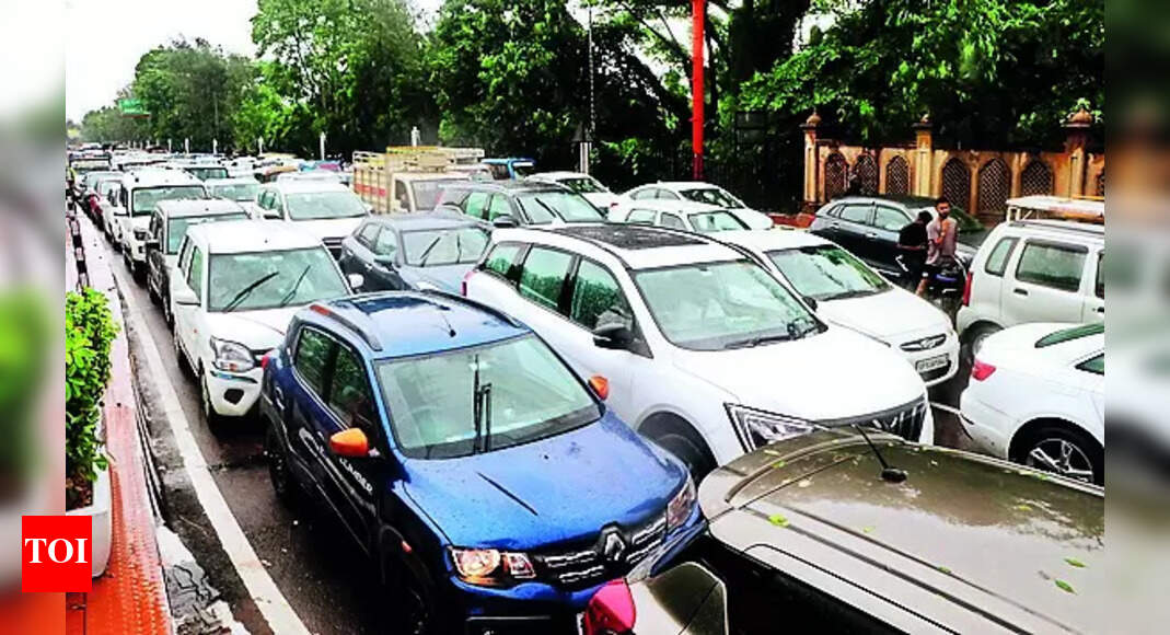 Traffic: Heavy rain causes traffic chaos in Lucknow city | Lucknow News ...