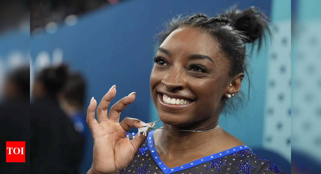 Simone Biles GOAT Necklace: Simone Biles wears GOAT necklace after ...