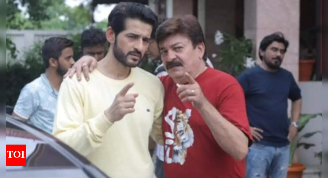Hiten Tejwani and Dharmesh Vyas dive into 'Sanghavi & Sons', new photo ...