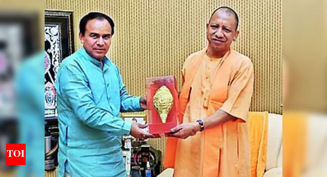 Yogi Adityanath: Yogi meets Ayodhya rape survivor’s mother, promises strict action | Lucknow ...