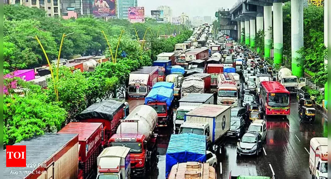 Highways: Service Road Conditions Cause Traffic Congestion in Thane | Thane News - Times of India