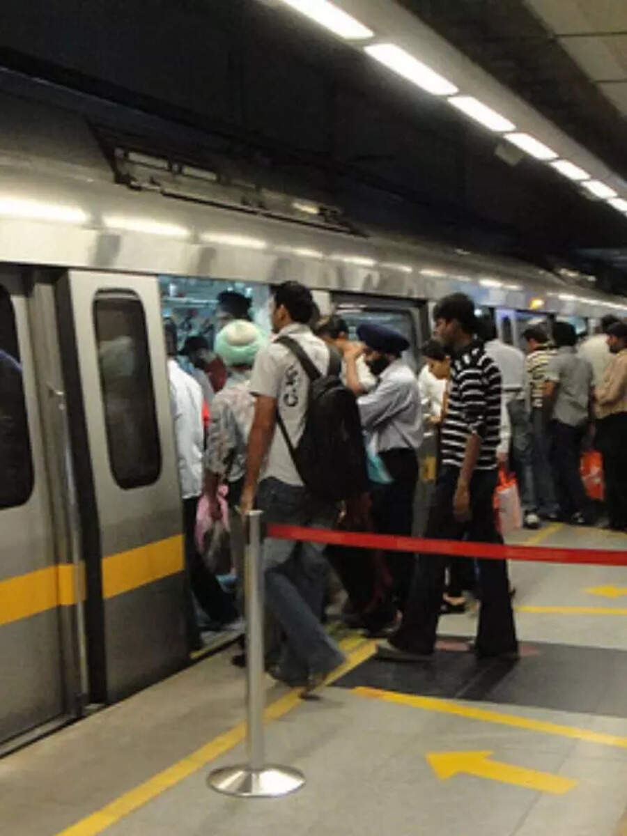 Delhi Metro Rule: यात्रा करने से पहले जान लें ये नियम, नहीं तो पड़ ...