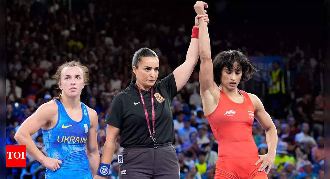Star grappler Vinesh Phogat enters maiden Olympic semi-final | Paris ...