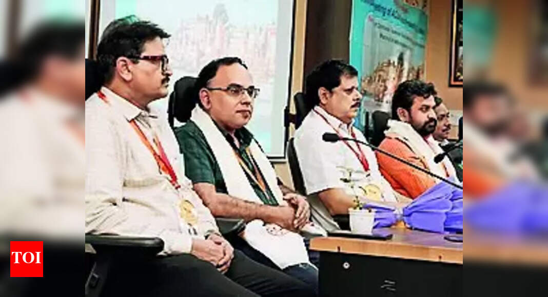 Ophthalmology Experts: Ophtalmology experts share findings at ACOIN annual meet | Varanasi News ...