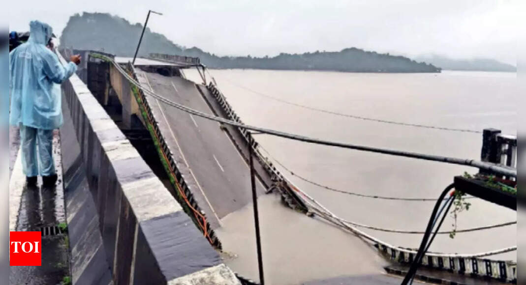 Karnataka: Karwar Kali bridge crashes, hits traffic to Goa | Bengaluru ...