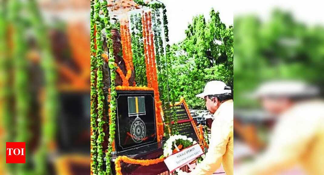 Major Sandeep Shankla: Tributes paid to Major Sankhla at war memorial ...
