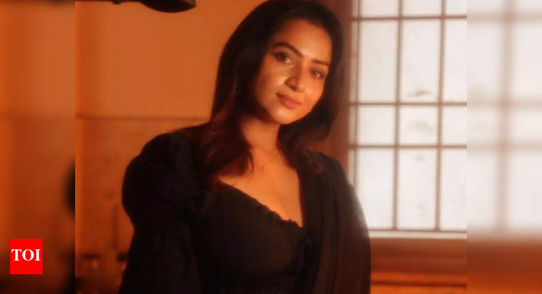 Janani Ashok Kumar stuns in chic saree, fans hail her as 'Gorgeous Lady' - Times of India