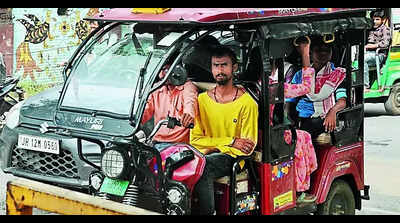 Auto Drivers: Auto, e-rickshaw drivers defy dress code due to financial ...