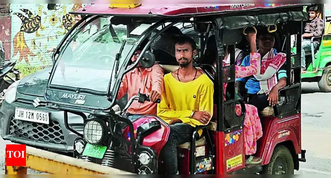 Auto Drivers: Auto, e-rickshaw drivers defy dress code due to financial ...