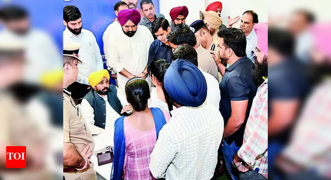 Punjab Chief Minister Bhagwant Mann: Punjab Chief Minister Bhagwant Mann Honors Freedom Fighters ...
