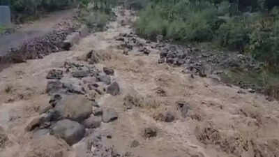 Cloudburst triggers flash flood in Jammu and Kashmir's Bandipora | Jammu News - Times of India