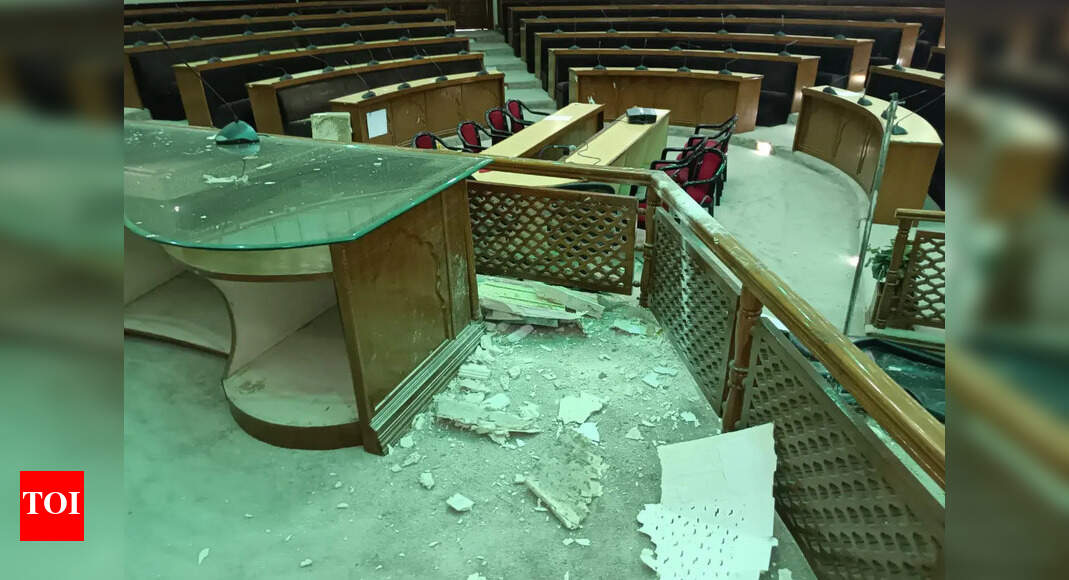 False Ceiling: False Ceiling Collapse at JMC-G Meeting Hall | Jaipur ...