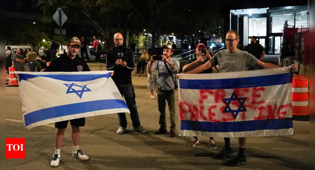 Pro-Palestinian protesters clash with police near Chicago's Israeli ...