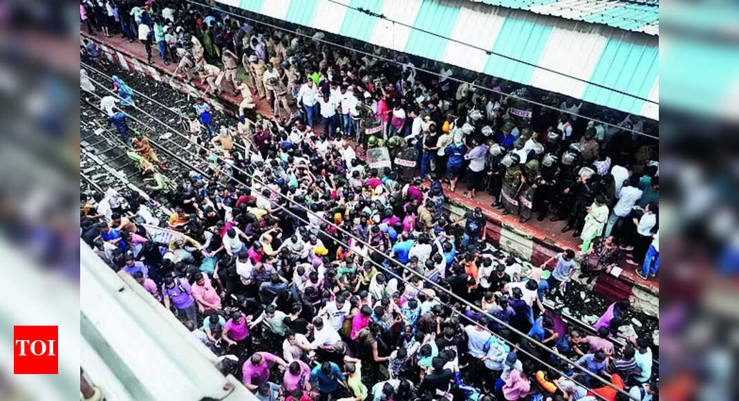 Badlapur Protest: Badlapur protest: Leaders clash over sexual assault ...