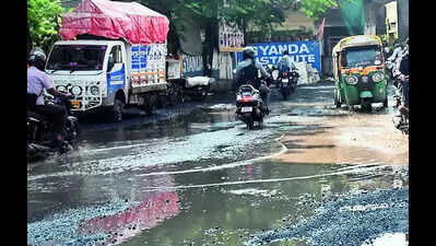 Rainfall: Waterlogged roads, potholes, traffic jams in Indore after ...