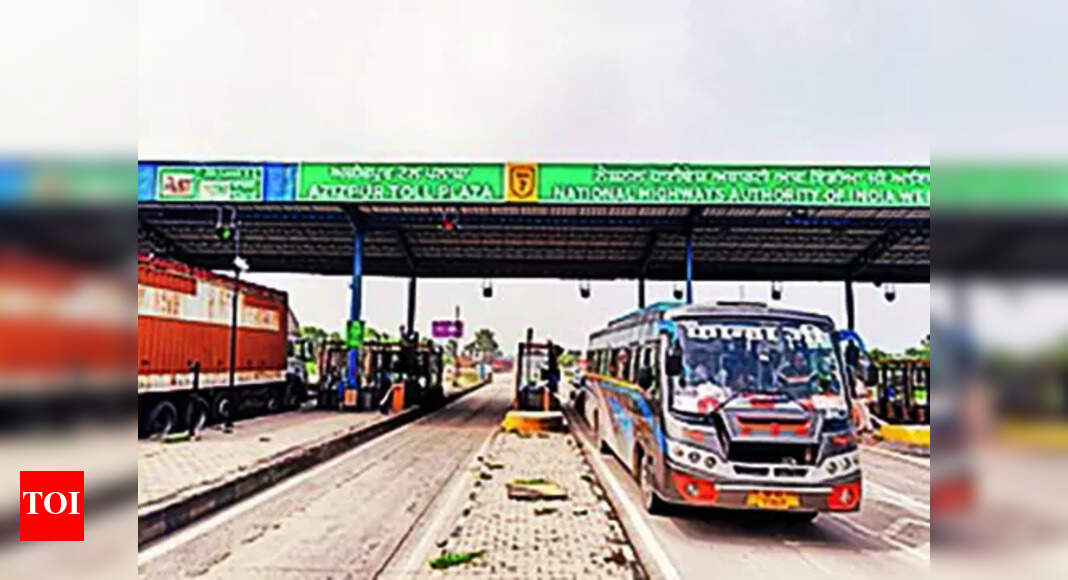 Clash: Clash between bus drivers & toll staff at Azizpur plaza leads to ...