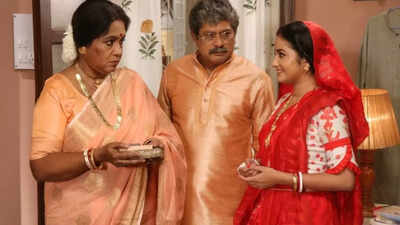 Mala Bodol: Bhabani helps Diti get ready for the reception - Times of India