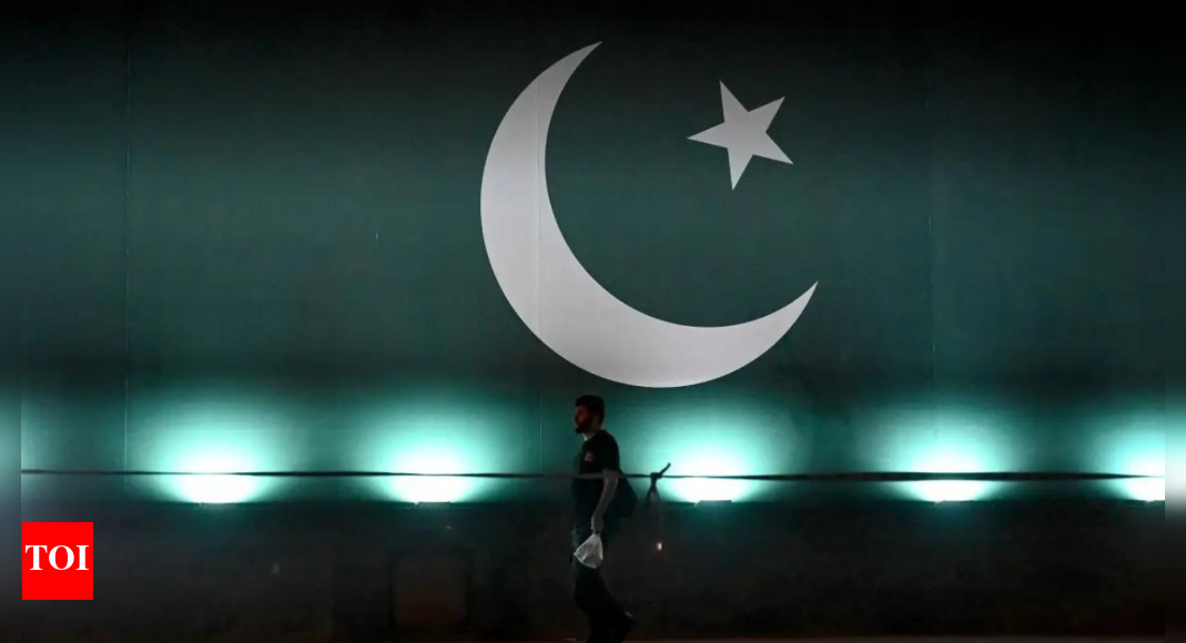 Aide of arrested ex-ISI chief flees Pakistan amid corruption charges - Times of India