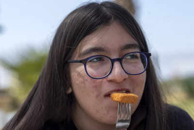 Myth or reality: Does eating junk food cause pimples? - Times of India