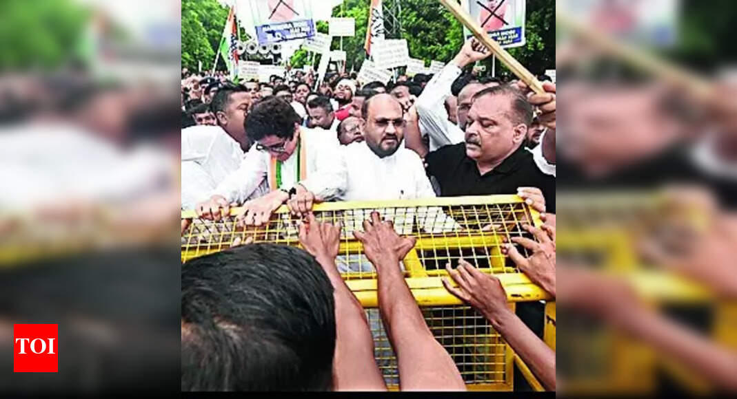 Congress Protest: Congress leaders protest outside ED office ...