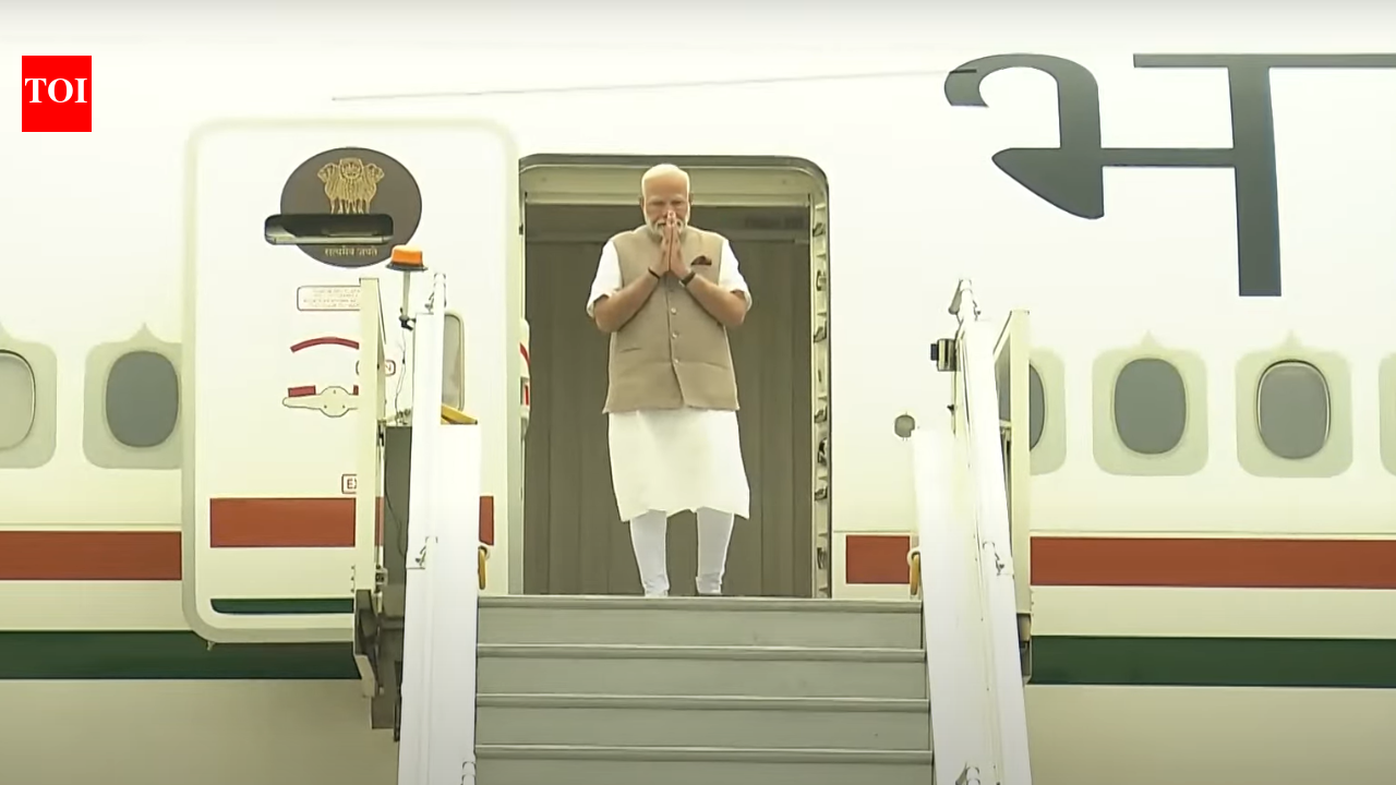 PM Modi Ukraine Visit LIVE: PM Modi greets Ukraine President Zelenskyy ...