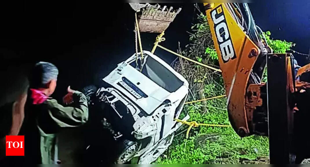 Flood: 4 rescued from van stuck in flood waters | Vadodara News - Times ...