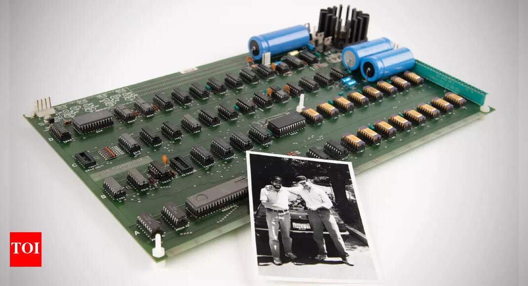 This rare Apple-1 computer that Steve Jobs gifted to Apple's first app ...