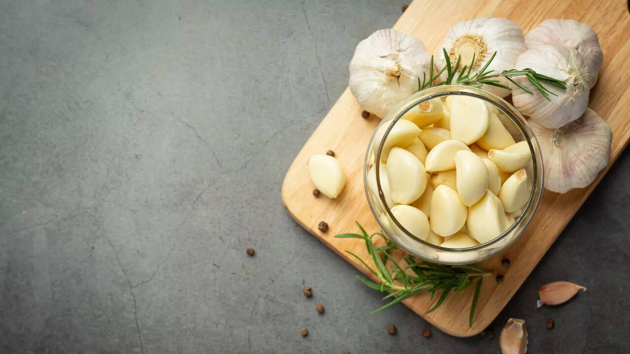 Garlic For Acne: Should You Consume It Raw Or Apply Topically?