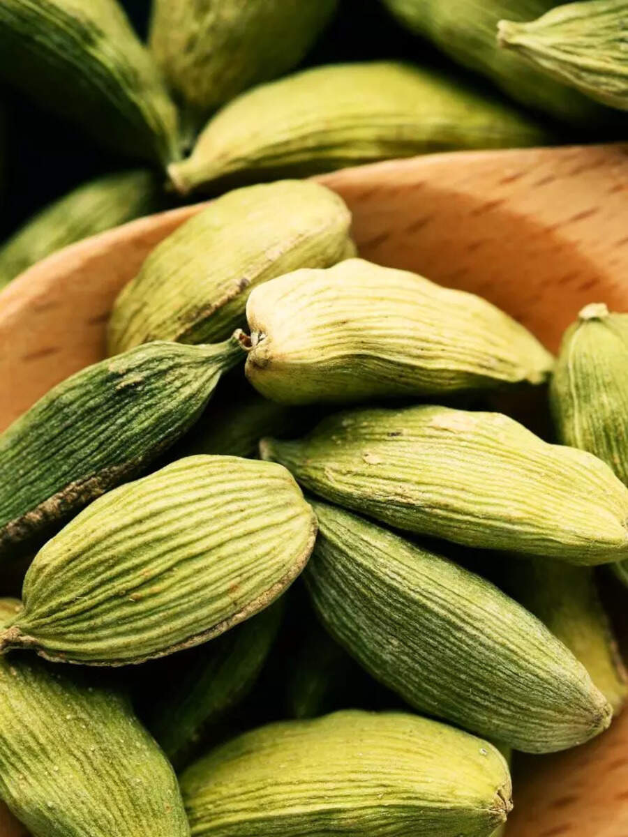 10 benefits of chewing green cardamom post meal | Times of India