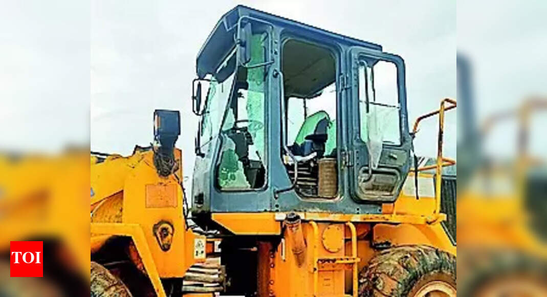 Armed Goons: Armed goons attack workers at construction site, torch ...