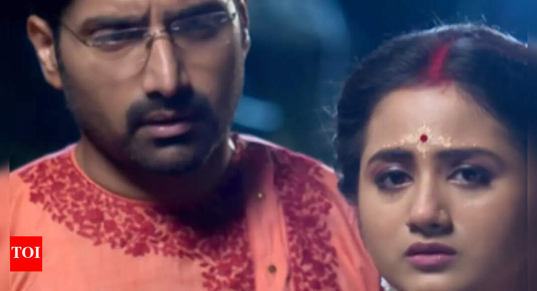 Mala Bodol: Gobindo asks Diti to stay back at the Mallick residence - The Times of India