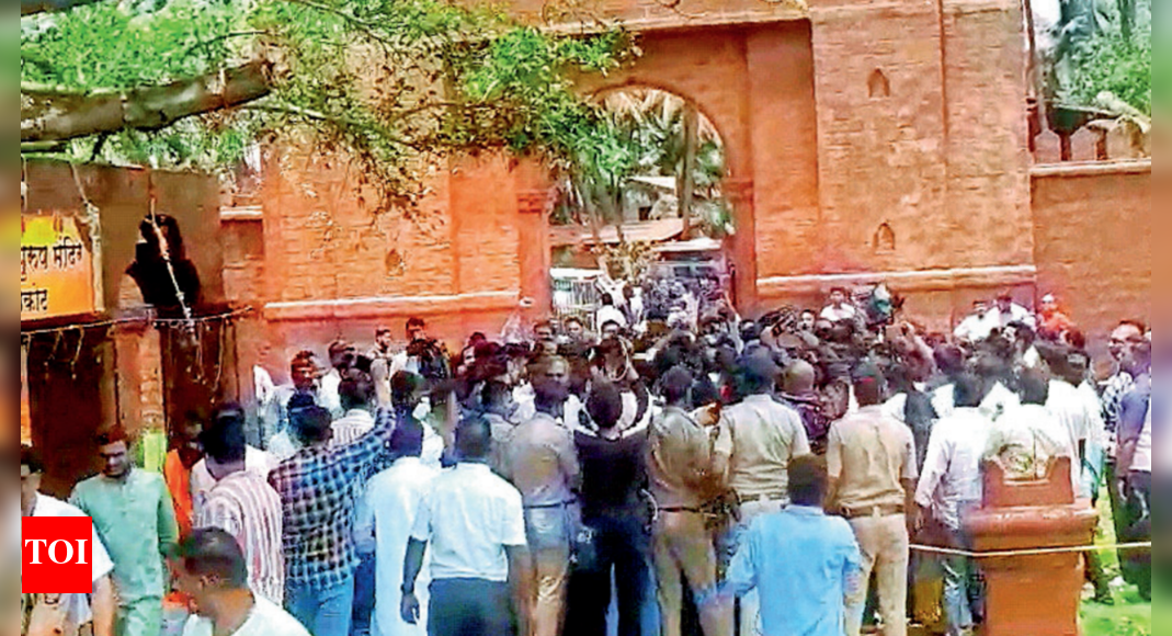 Shivaji statue collapse: BJP leader Narayan Rane’s men hold UBT netas ...