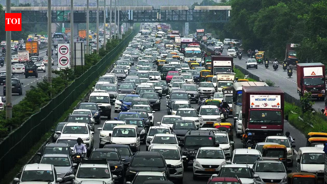 Heavy rain floods Delhi-Gurgaon border, causes traffic chaos | Gurgaon ...