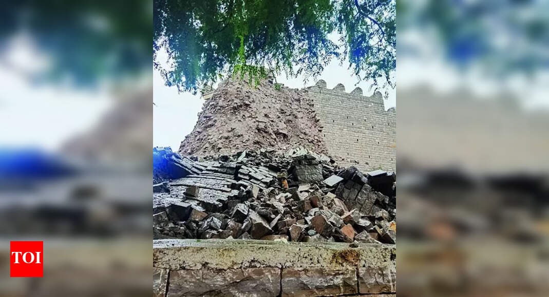 Malkhed Fort: Malkhed Fort wall collapse in Kalaburagi due to rain ...
