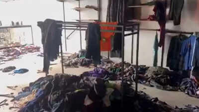 Matter of minutes: Frenzied mob loots Karachi's 'Dream Bazaar' in ...