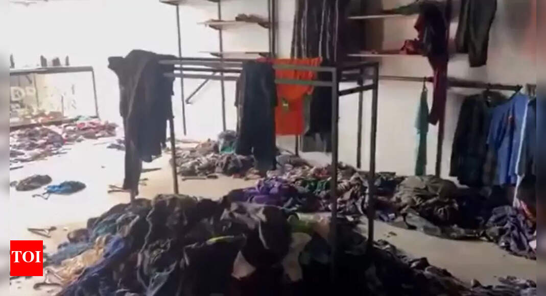 Matter of minutes: Frenzied mob loots Karachi's 'Dream Bazaar' in ...