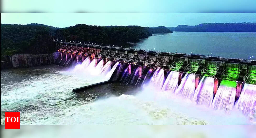 Kadana Dam: Kadana dam on Mahi overflows due to heavy rain | Vadodara ...