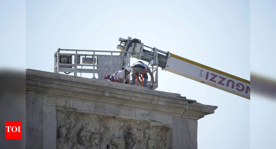 Colosseum: Lightning damages Rome's ancient Constantine Arch during a ...